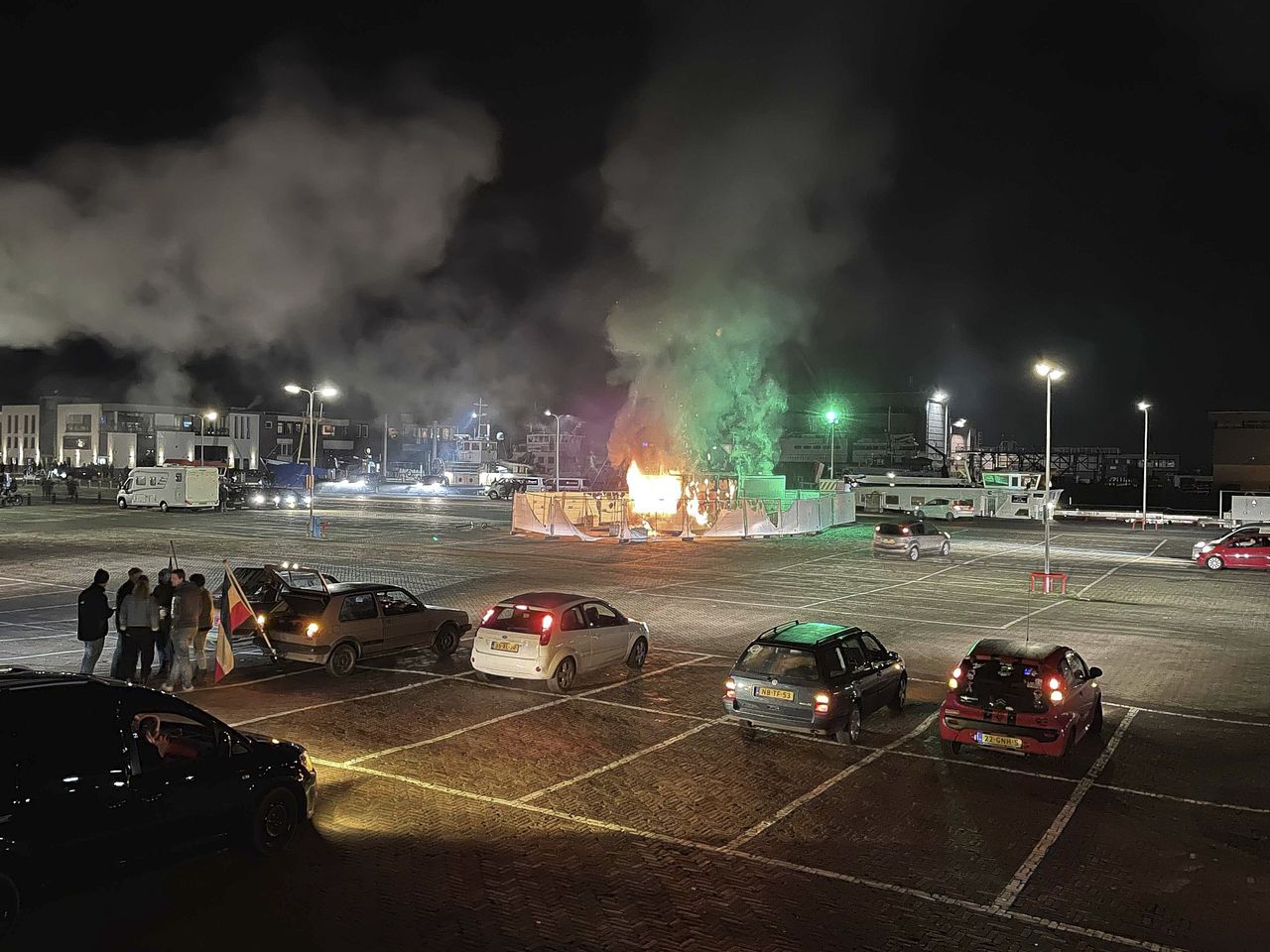 Avondklok: lege straten, aangelijnde honden én geweld en vlammen - NRC