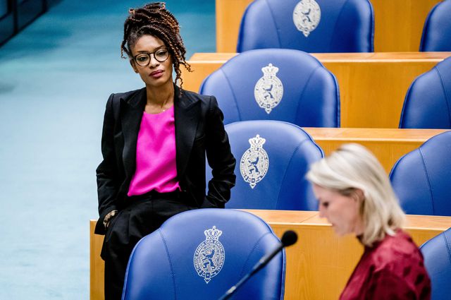 Partijleider Simons (BIJ1) steunt schorsing van Quinsy Gario - NRC