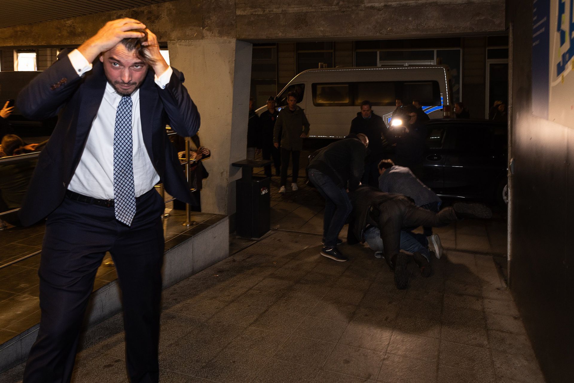 Thierry Baudet vlak voor lezing in Gent op zijn hoofd geslagen met een paraplu - NRC