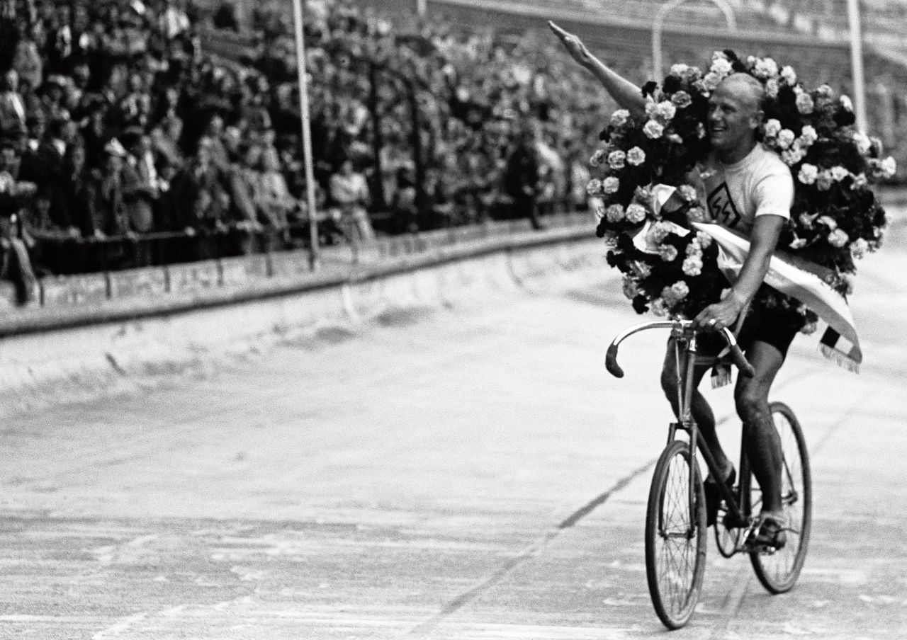 In Mein Kampf schreef Hitler al dat jonge mensen iedere dag tweemaal ...