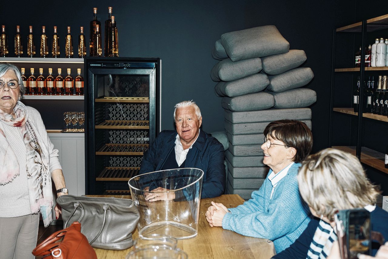 De ‘godfather’ van het wielrennen, Patrick Lefevere, rijdt met zijn ...