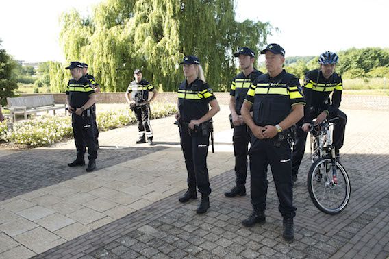 Nieuw politie-uniform: het moet vlotter, maar ‘imponeert’ nu vooral - NRC