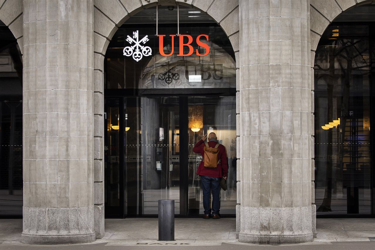 ‘Zwitserse bank UBS neemt Credit Suisse over voor 2 miljard dollar’ - NRC