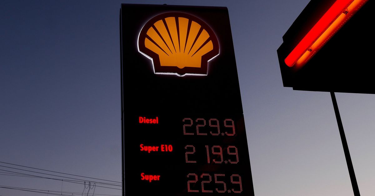 Shell boekt weer megawinst, opnieuw gul voor beleggers - NRC