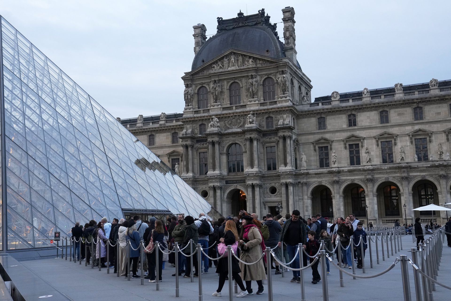Museum Louvre drie dagen na spectaculaire kunstroof weer open - NRC