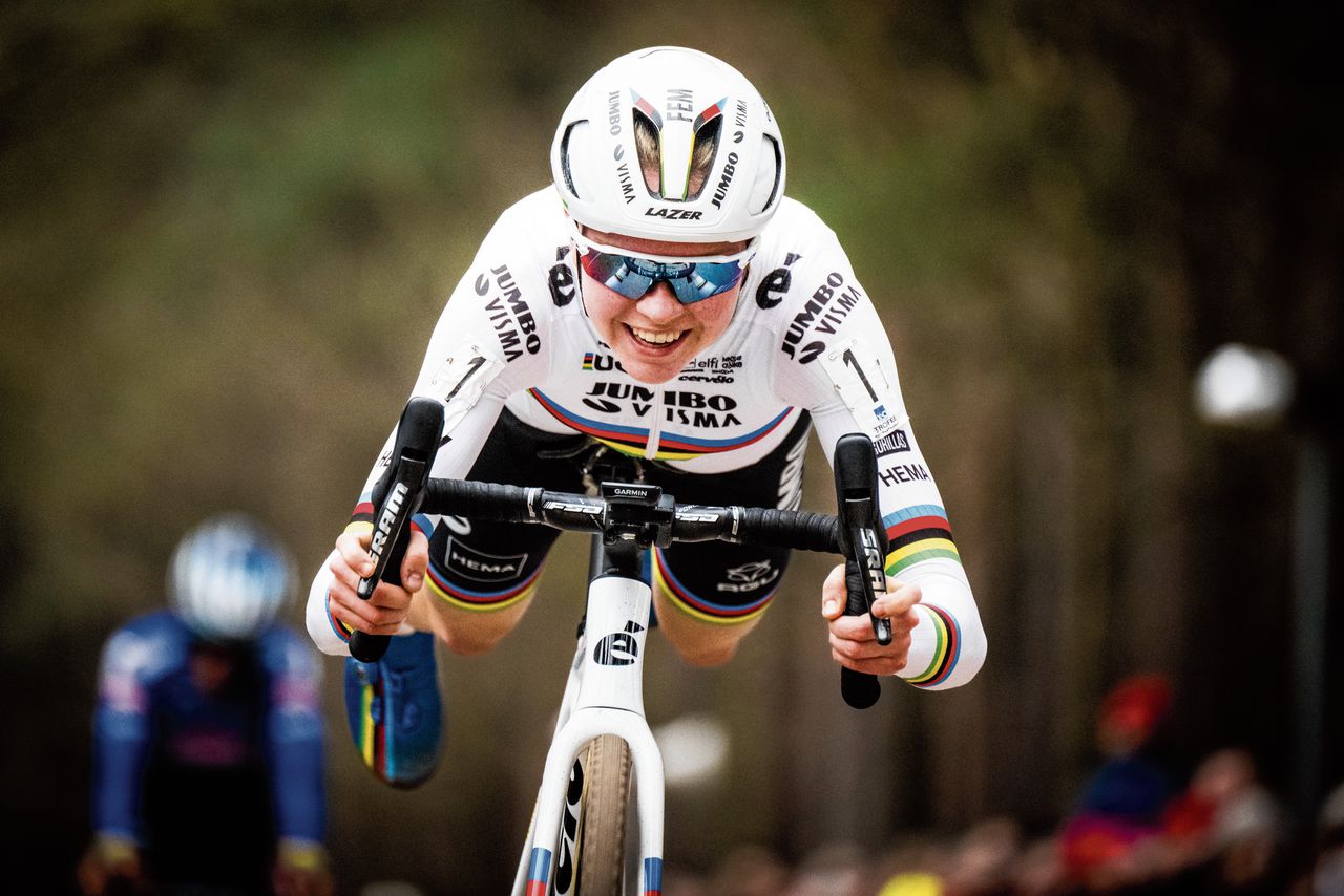 Van Empel wint eerste cross in regenboogtrui - NRC