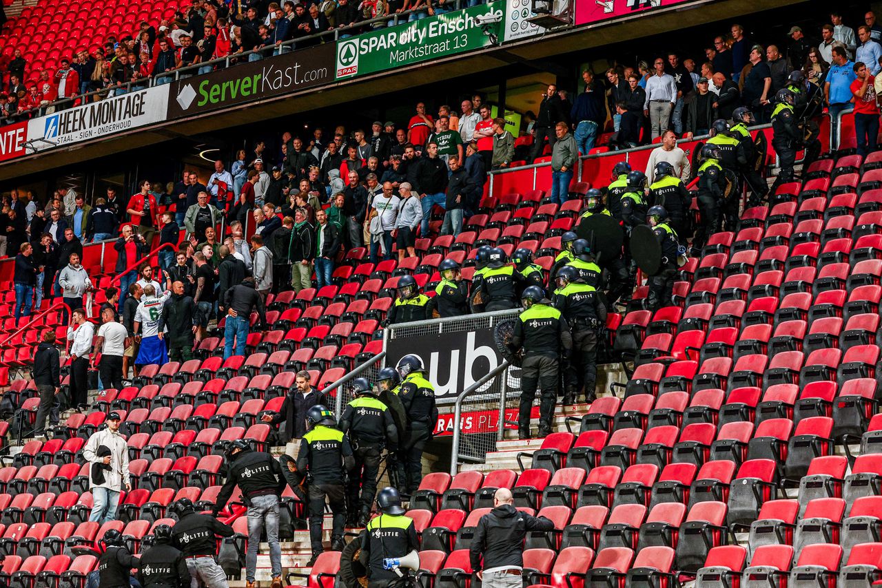 Rellen in Grolsch Veste na wedstrijd tussen FC Twente en Hammarby - NRC