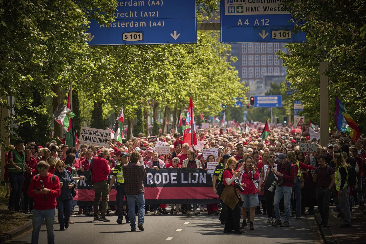 In beeld: De ‘rode lijn’-manifestatie tegen kabinetsbeleid Israël - NRC