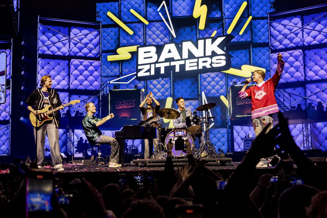 Boyband Bankzitters viert tienjarig jubileum met spektakel in de Ziggo ...