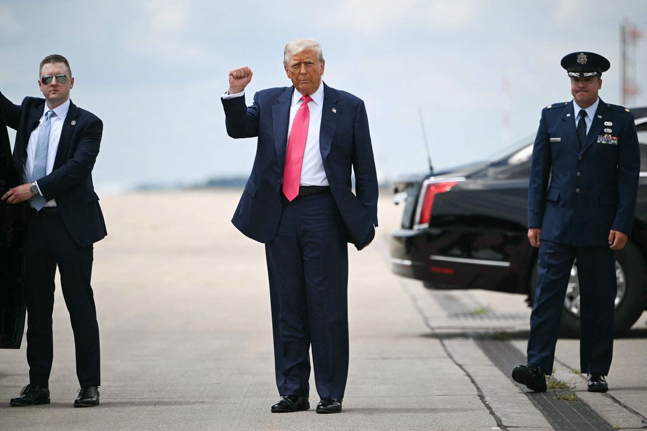 Stukje bij beetje verdwijnen de vangrails die Trump in het gareel ...