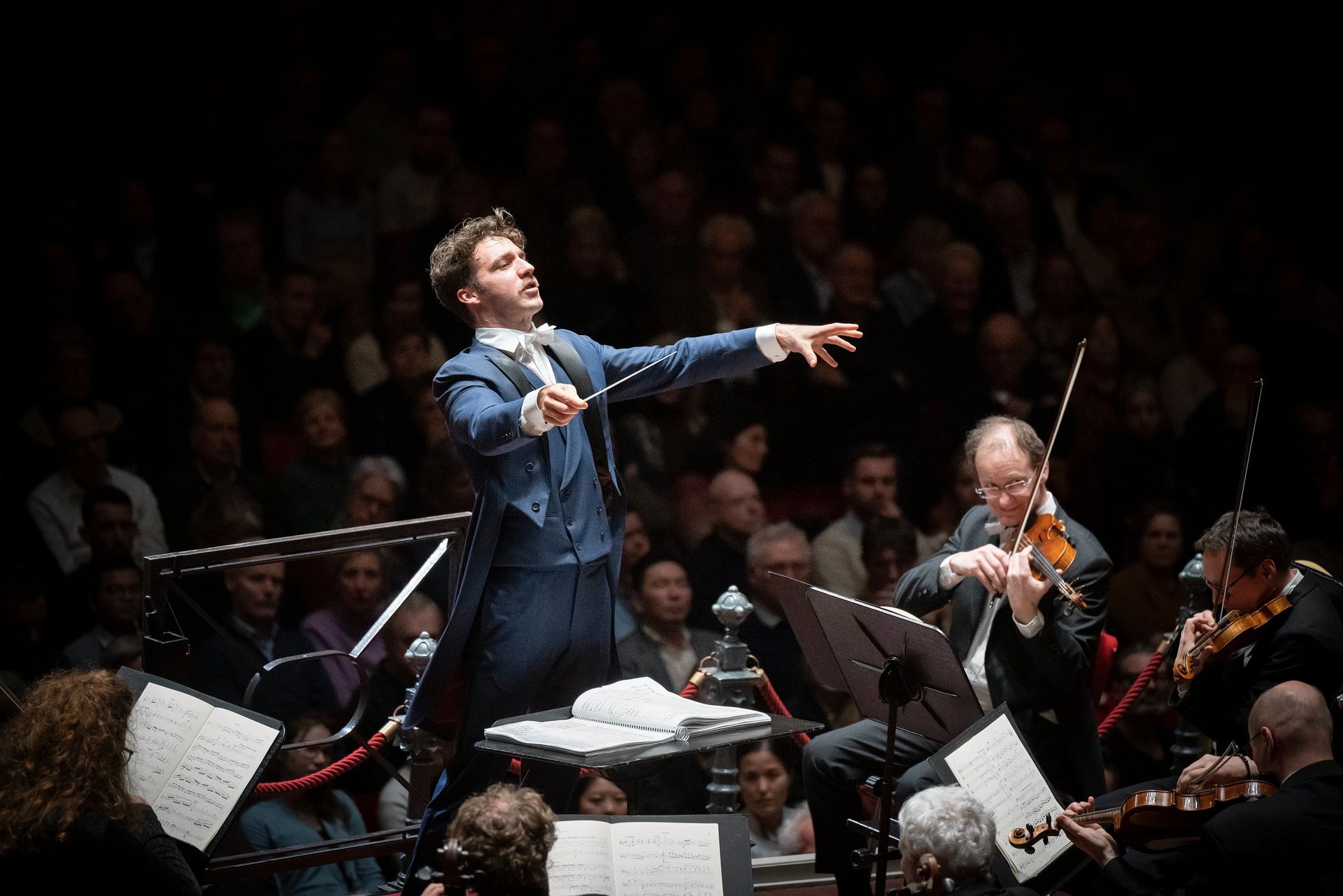 Dirigent Lorenzo Viotti trekt ook met de Münchner Philharmoniker een ...