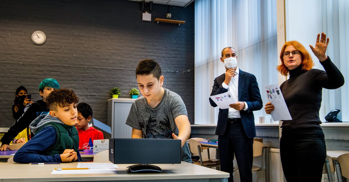Extra lessen voor leerlingen in Rotterdamse achterstandswijken - NRC