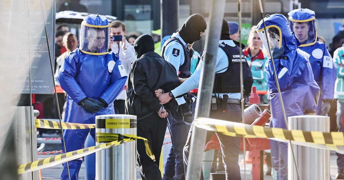 Man met ‘gevaarlijke’ stoffen opgepakt op Schiphol om bedreiging ...