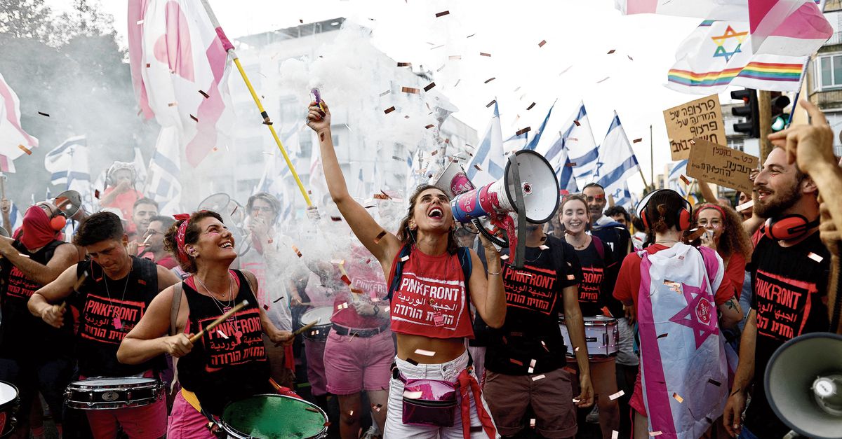 ‘Grootste protesten ooit’ tegen wet hooggerechtshof - NRC