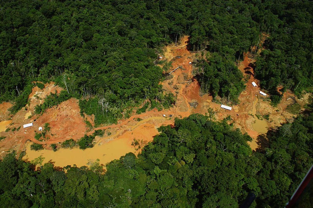 ‘Gouden coup’ van Bouterse in Suriname Economie 28-29 - NRC