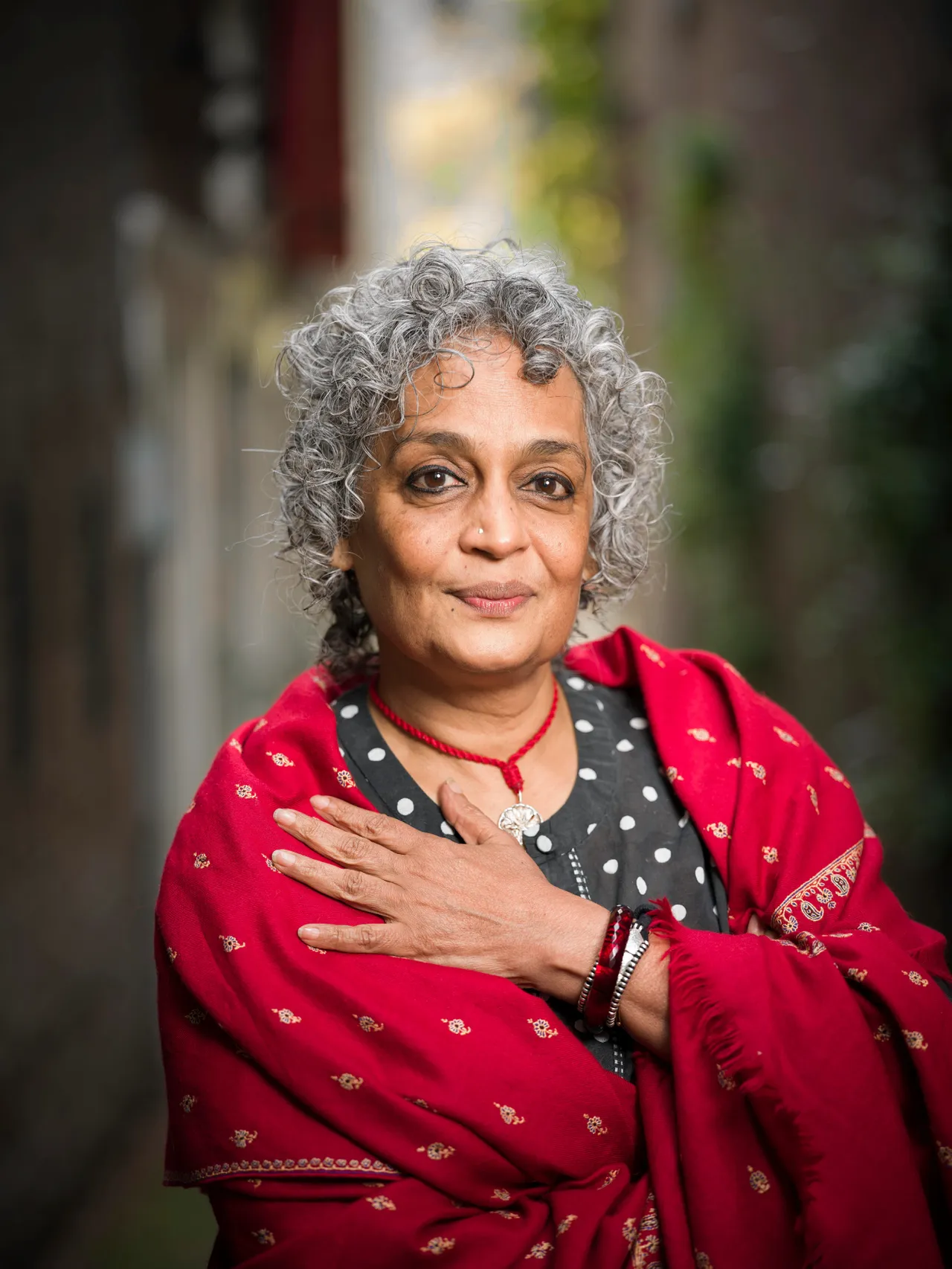 Arundhati Roy schreef een boek over haar moeder: ‘Ze was een geslepen ...