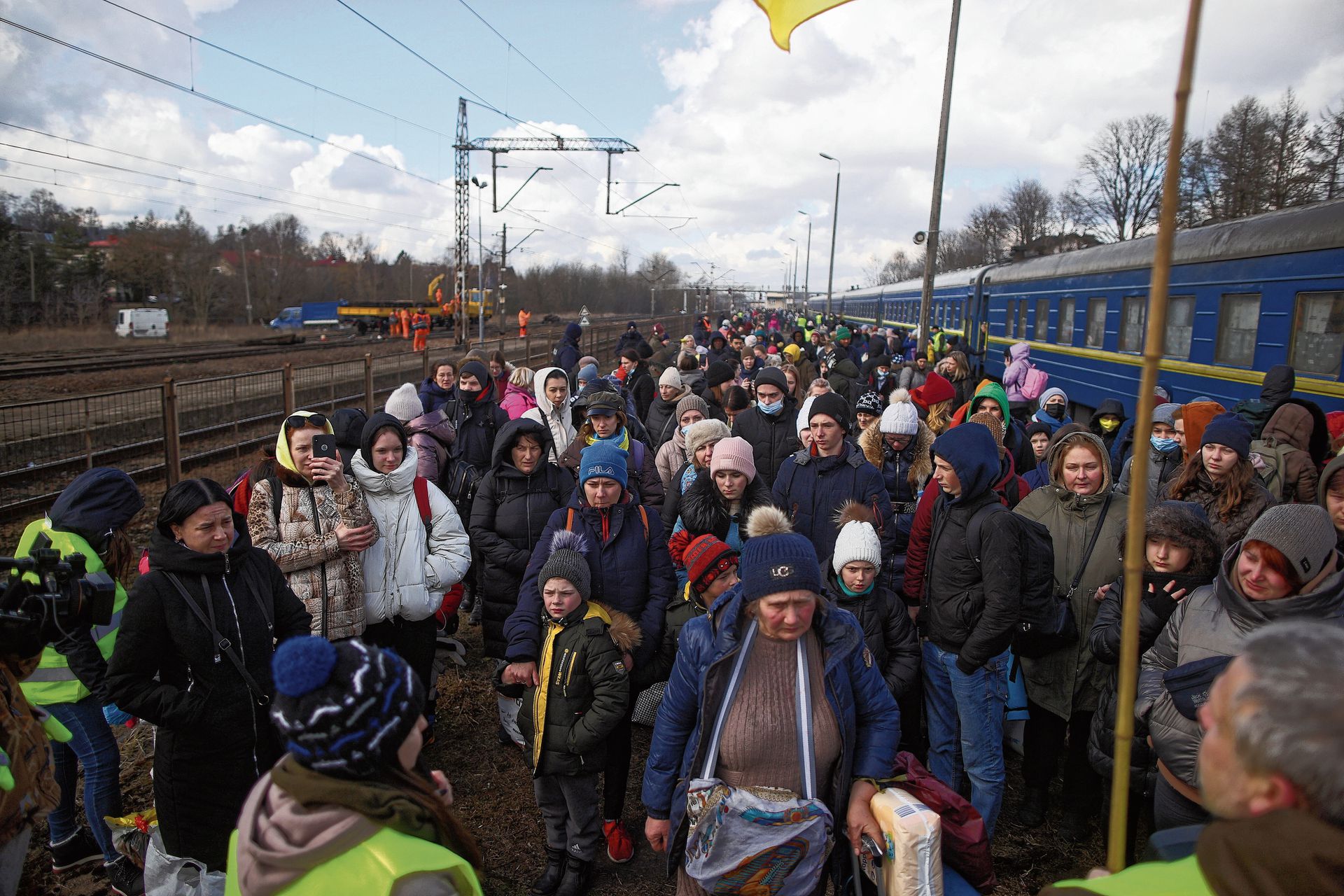Slaapzakken, luiers, koekjes: uit heel Polen komt hulp - NRC