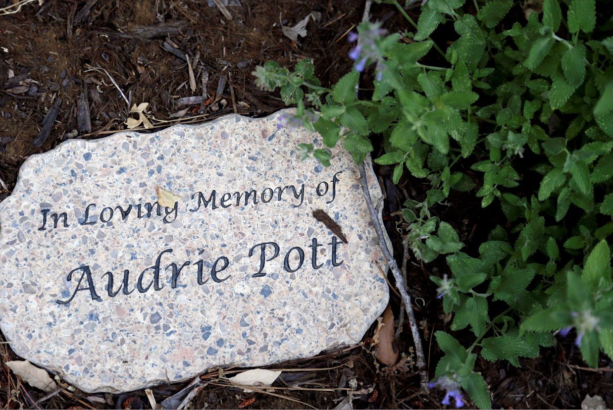 Zelfmoord eist meer levens dan oorlog, moord en rampen - NRC