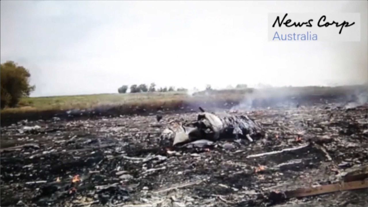 Nieuwe beelden opgedoken van MH17 vlak na crash - delen waren al eens ...