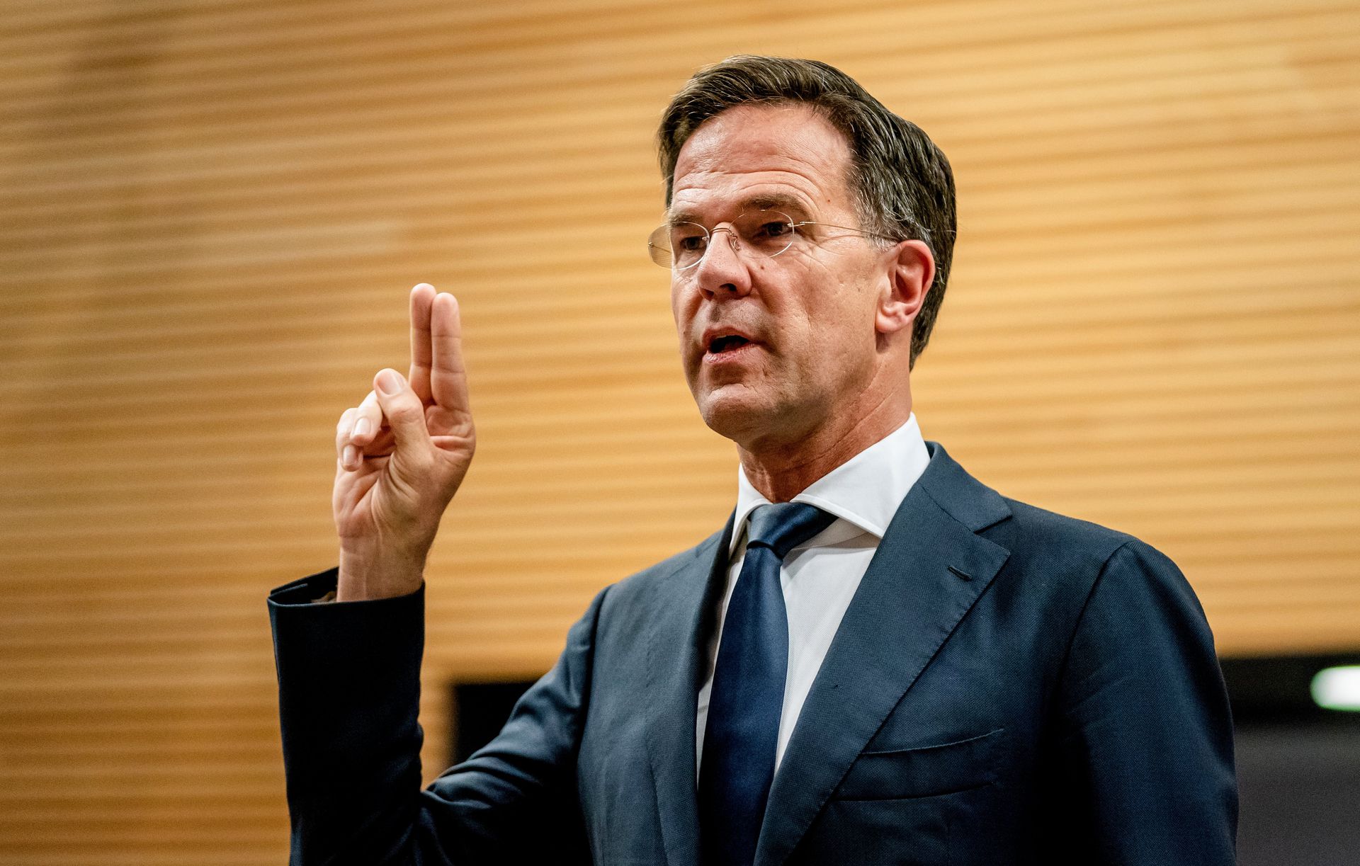 Rutte maakt zichzelf heel klein in enquêteverhoor - NRC