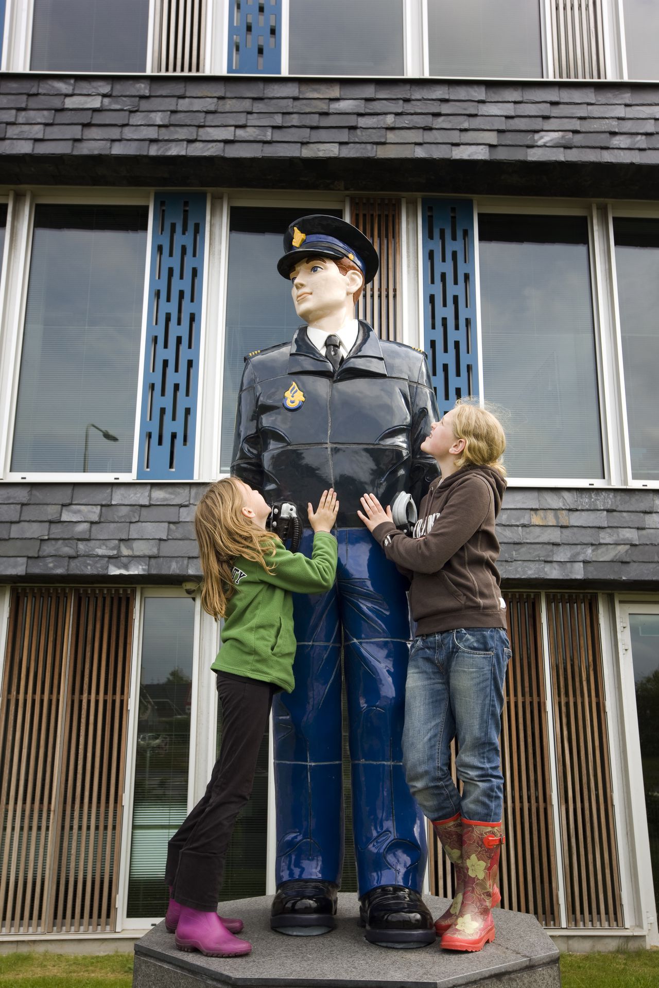 De politieagent moet weer moedig worden - NRC