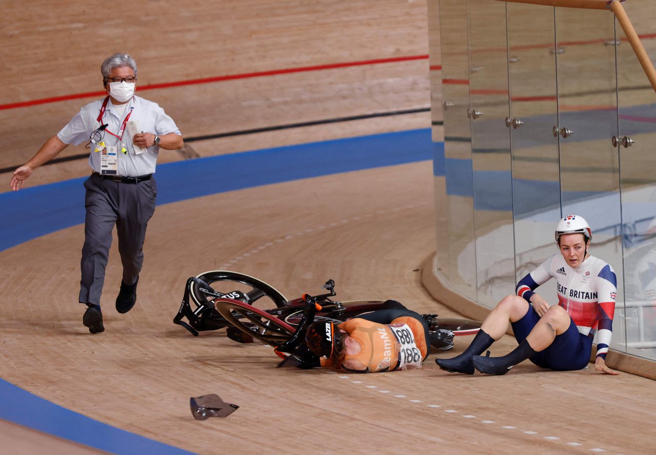 Van Riessen kneust long en breekt sleutelbeen, meerdere ribben - NRC