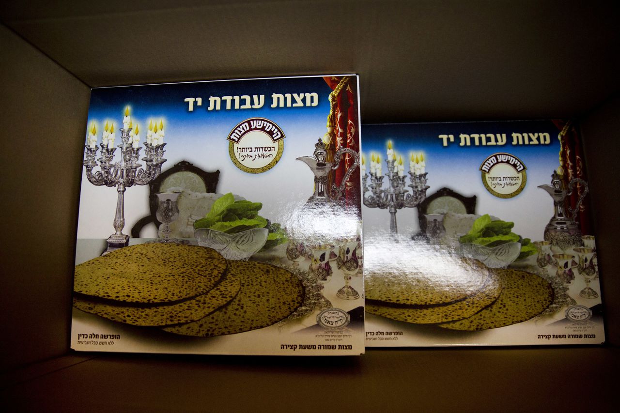 Hoe de voedingsindustrie verdient aan het joodse paasfeest - NRC