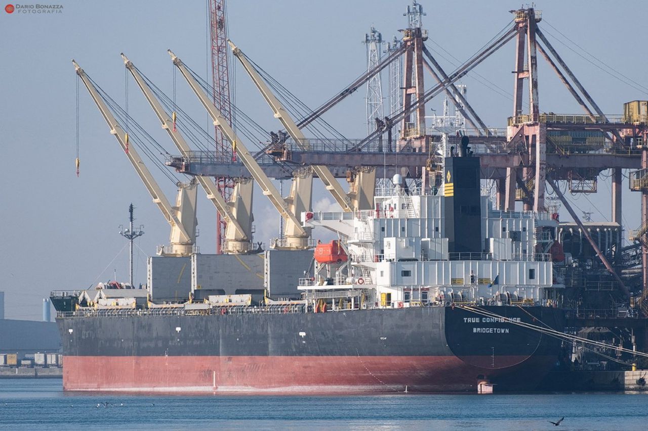 Voor het eerst doden bij Houthi-aanval op containerschip bij Jemen - NRC