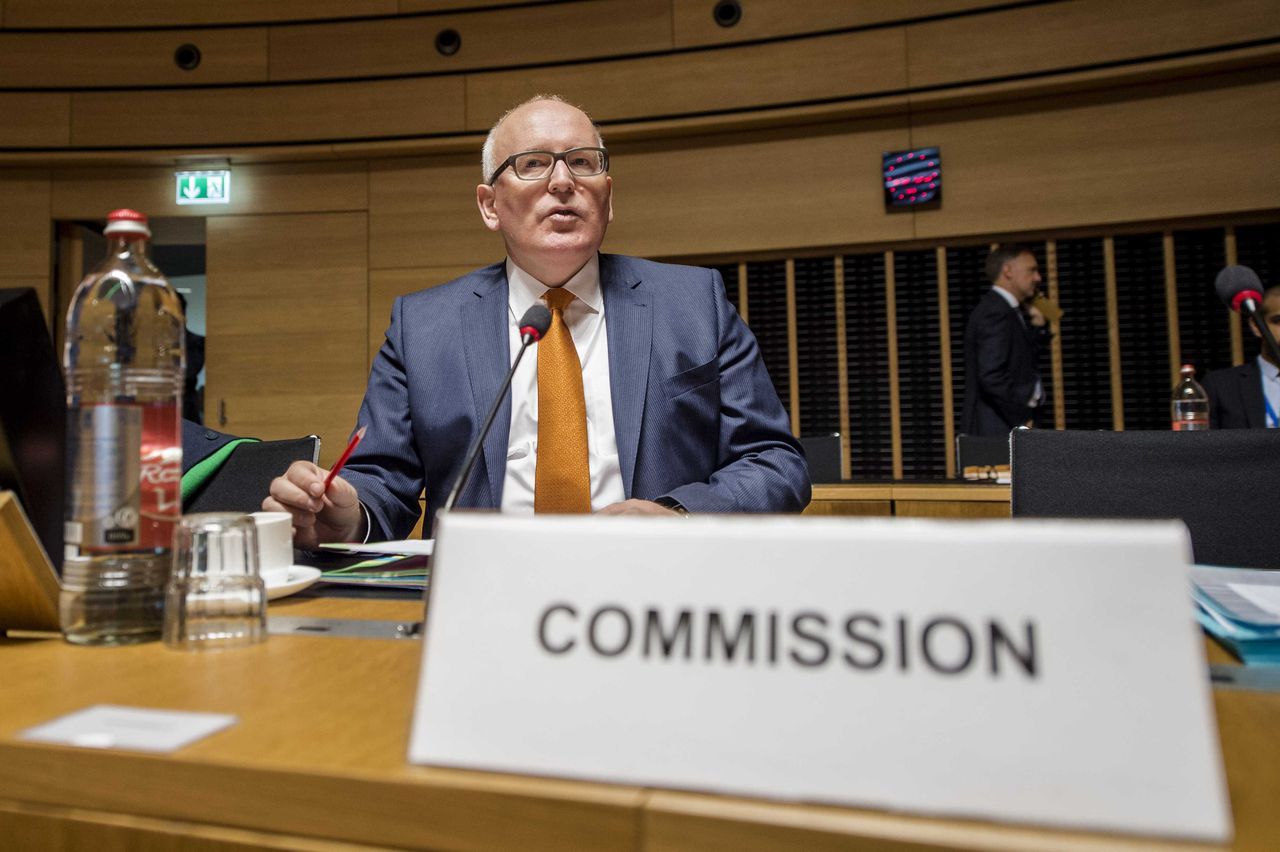 Timmermans wil af van controles binnengrenzen - NRC