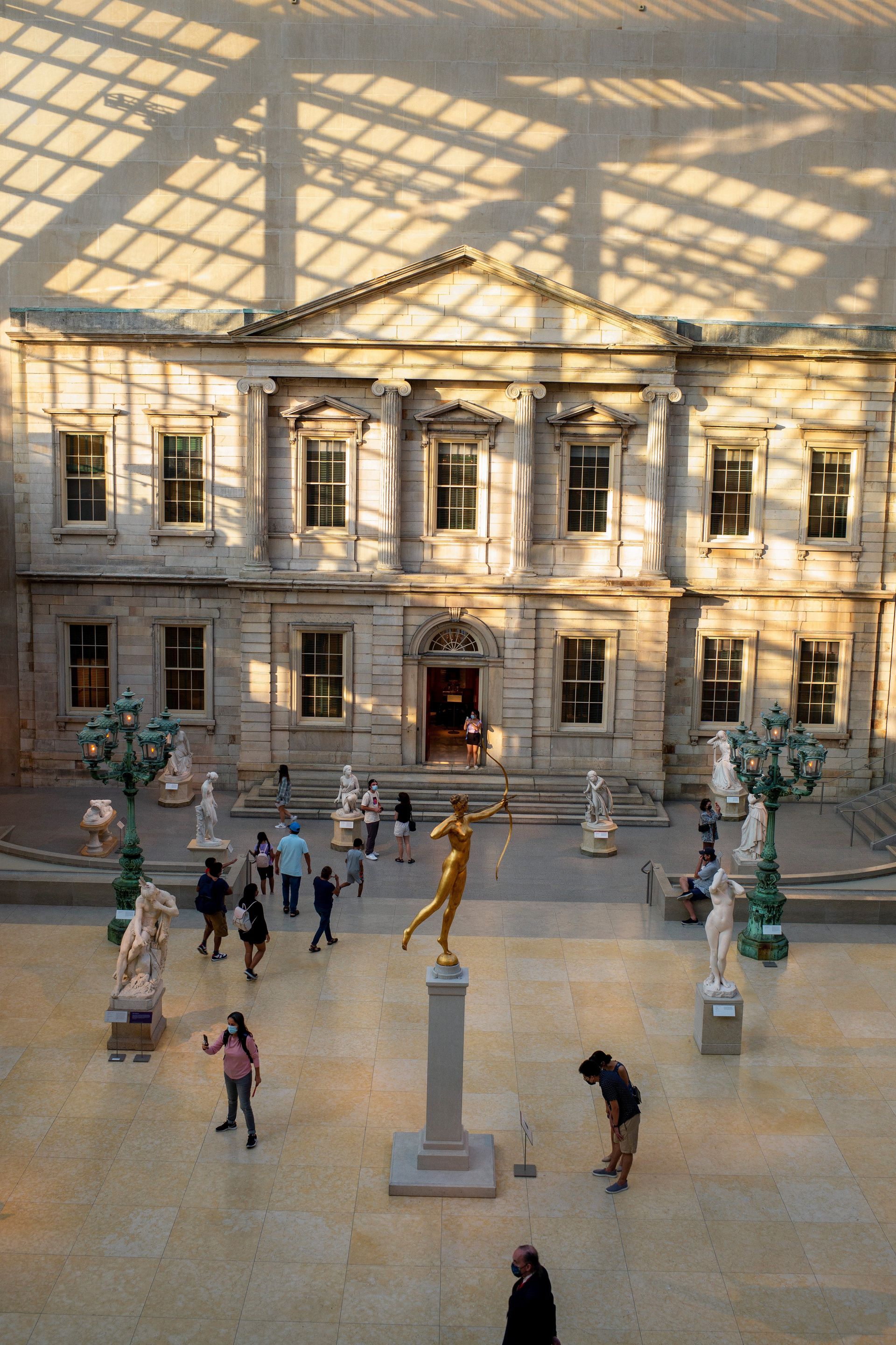 Tien jaar suppoost in het Metropolitan Museum: Patrick Bringley zocht ...