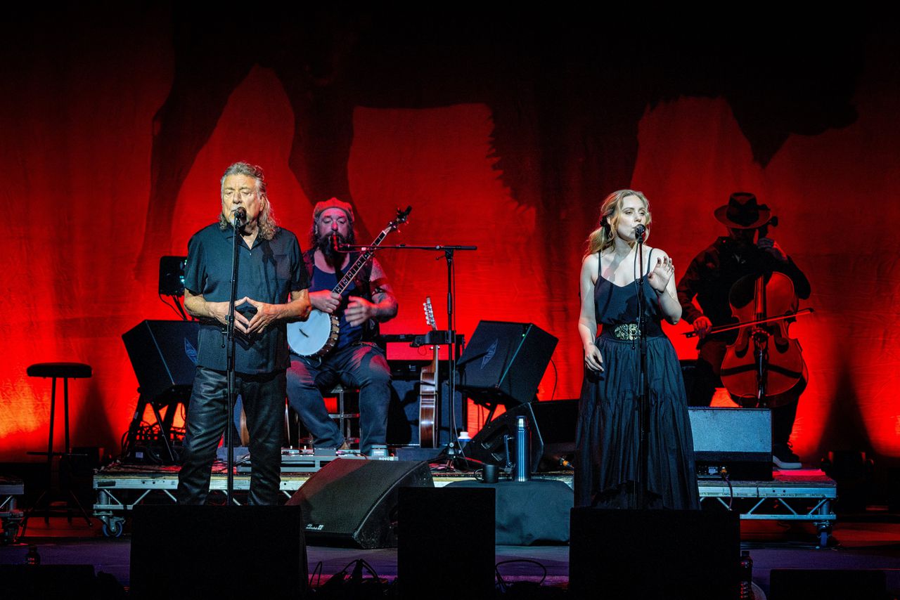 Hoe bescheiden Robert Plant ook is, hij hoeft maar met zijn dunne ...