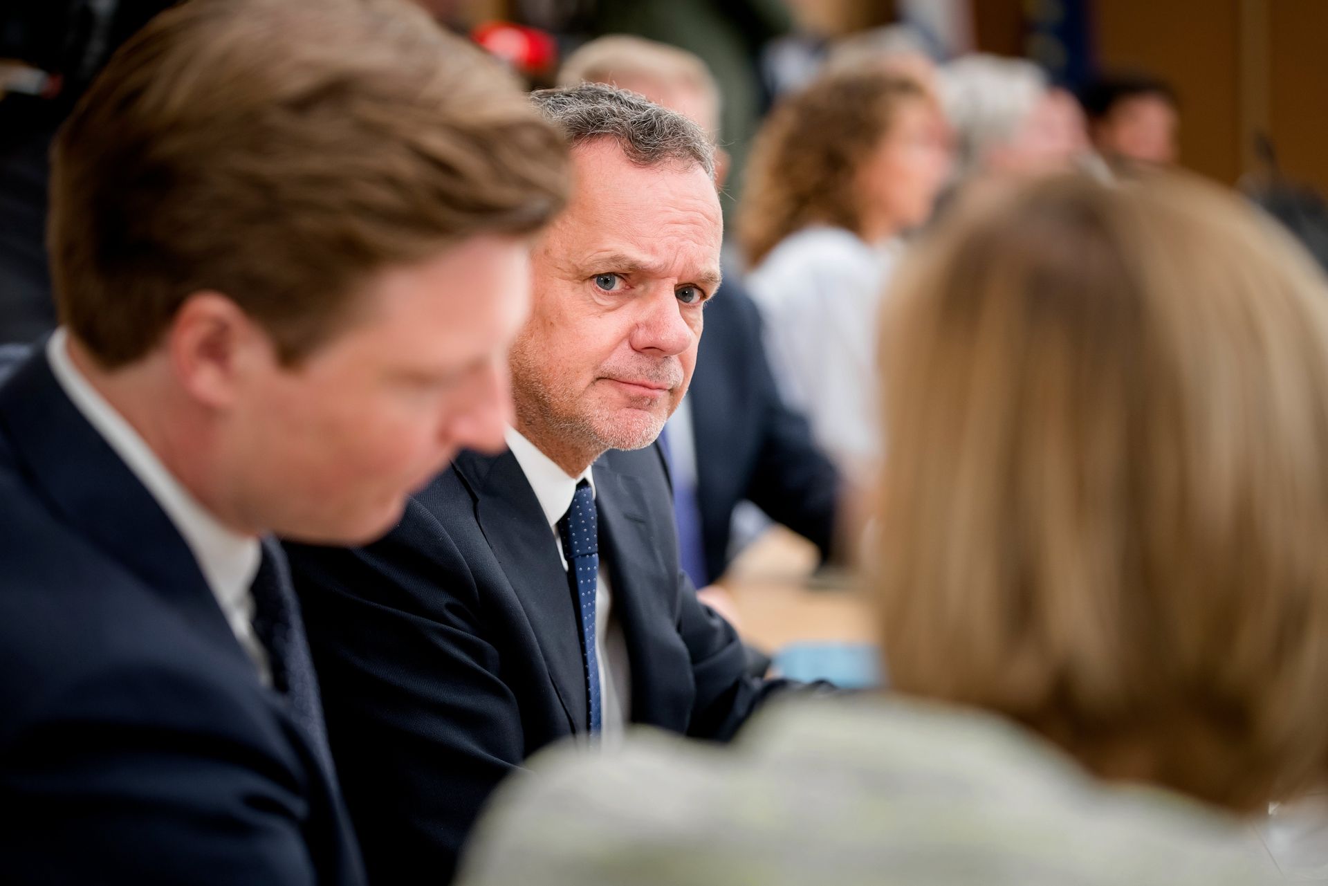 Urenlang vergaderd over sancties tegen Israël: Veldkamp kreeg embargo noch boycot en toen was de ...