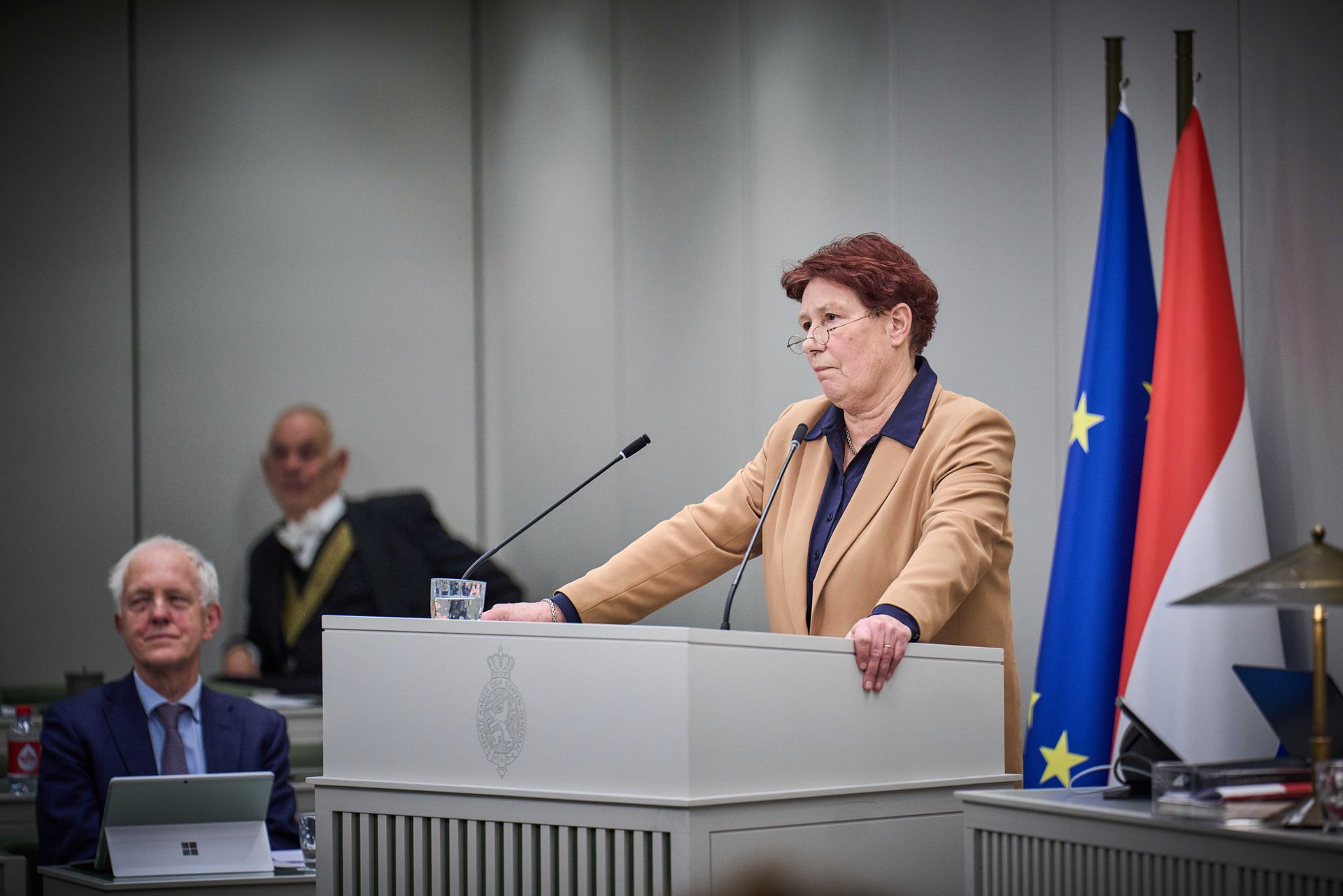 Midden in formatiegesprekken over rechtse coalitie steunt een verdeelde VVD toch de ...