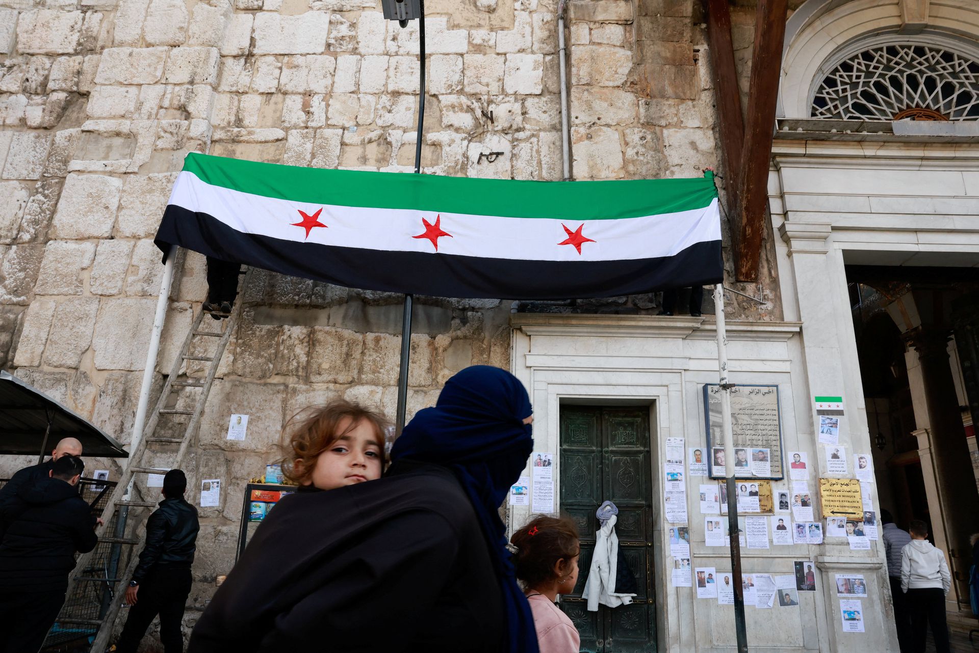 Nieuwe leiders Syrië stellen minister van Buitenlandse Zaken aan - NRC