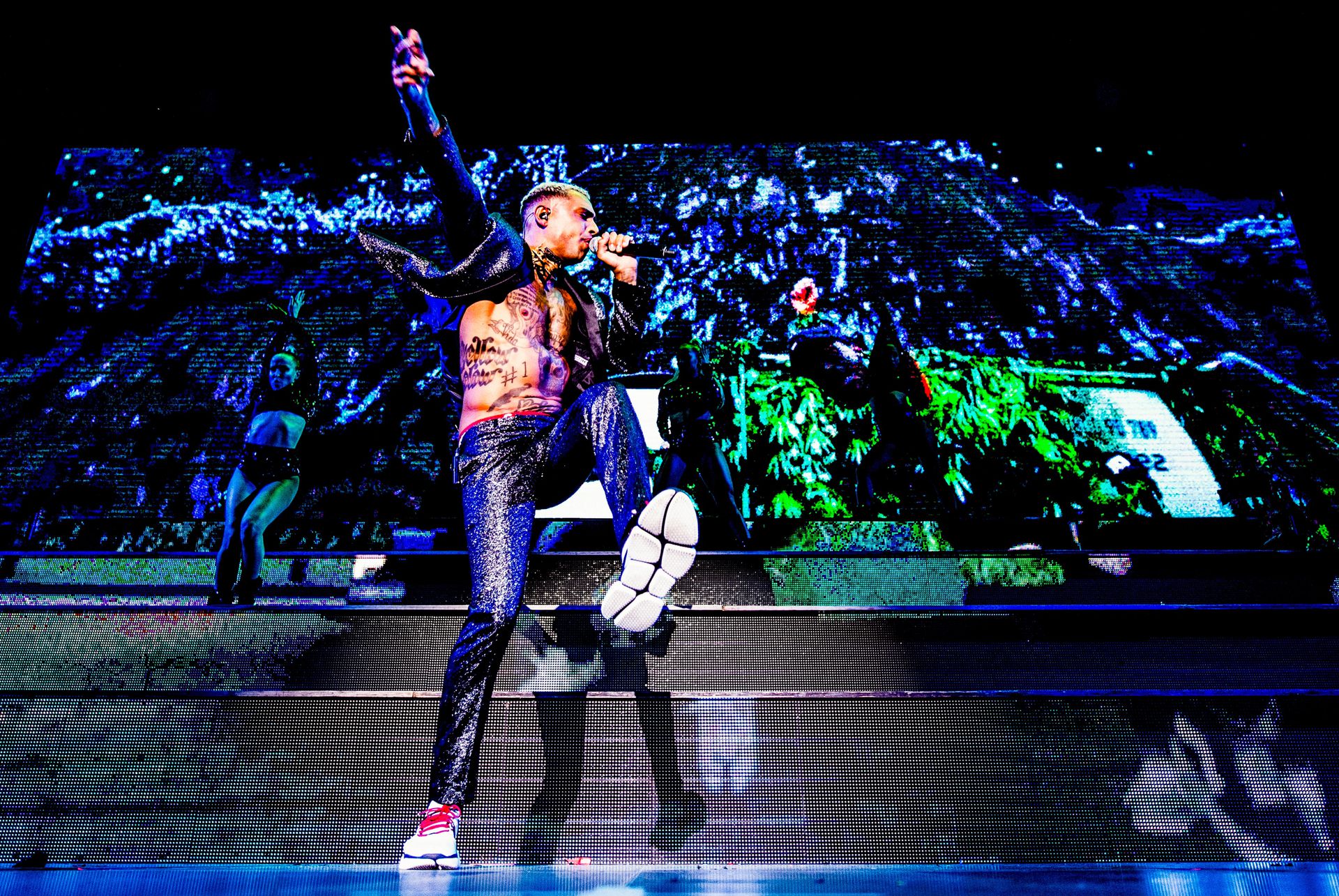 Rapper Bizzey toont zich de koning van de vunzigheid - NRC