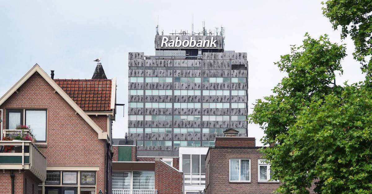 Rabobank verhoogt per december spaarrente naar 0,25 procent - NRC