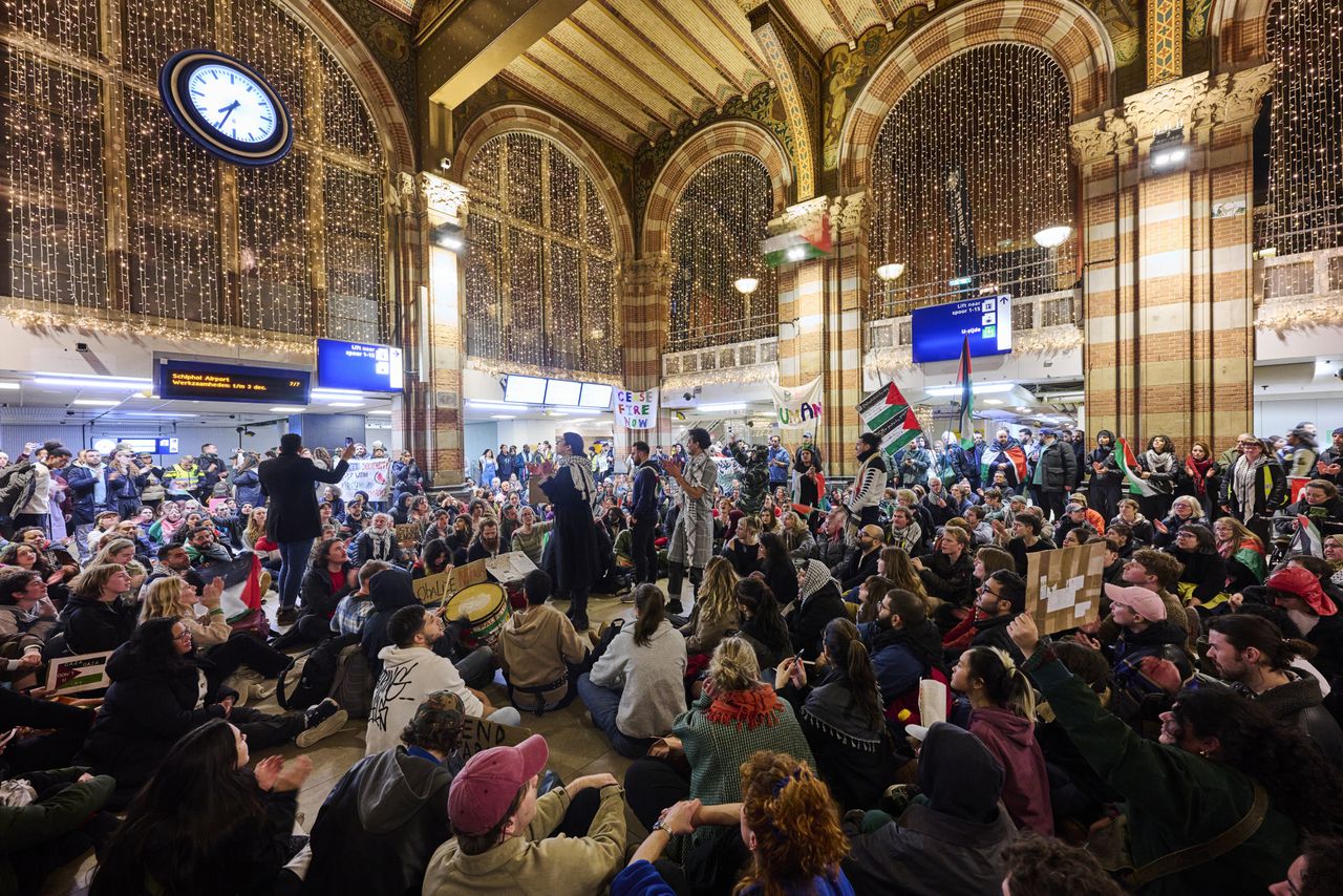 NS en ProRail vinden sit-ins onwenselijk maar kunnen er niet tegen ...