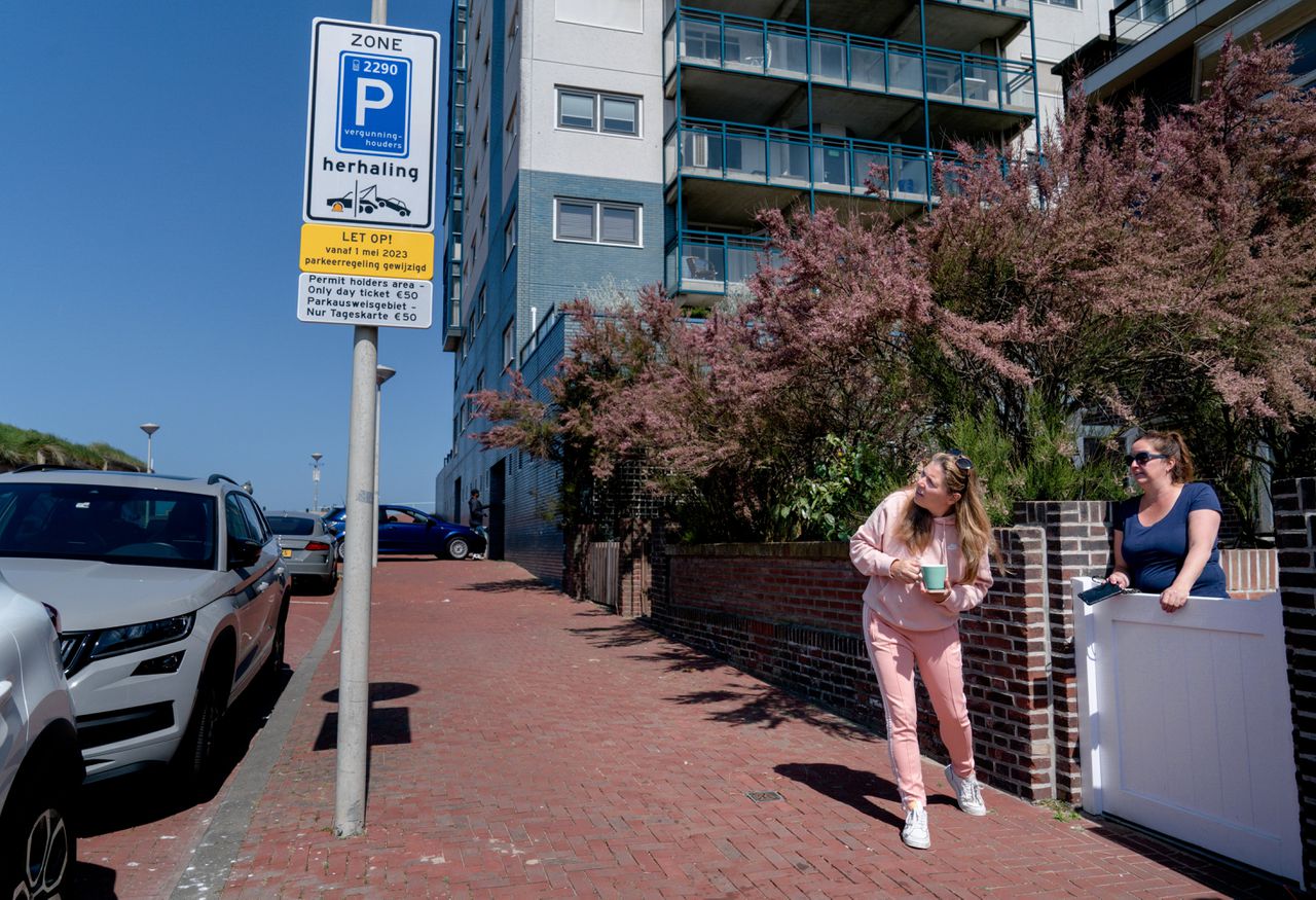 Parkeren in Scheveningen kost 50 euro, ook al sta je maar een kwartiertje. Waarom? - NRC