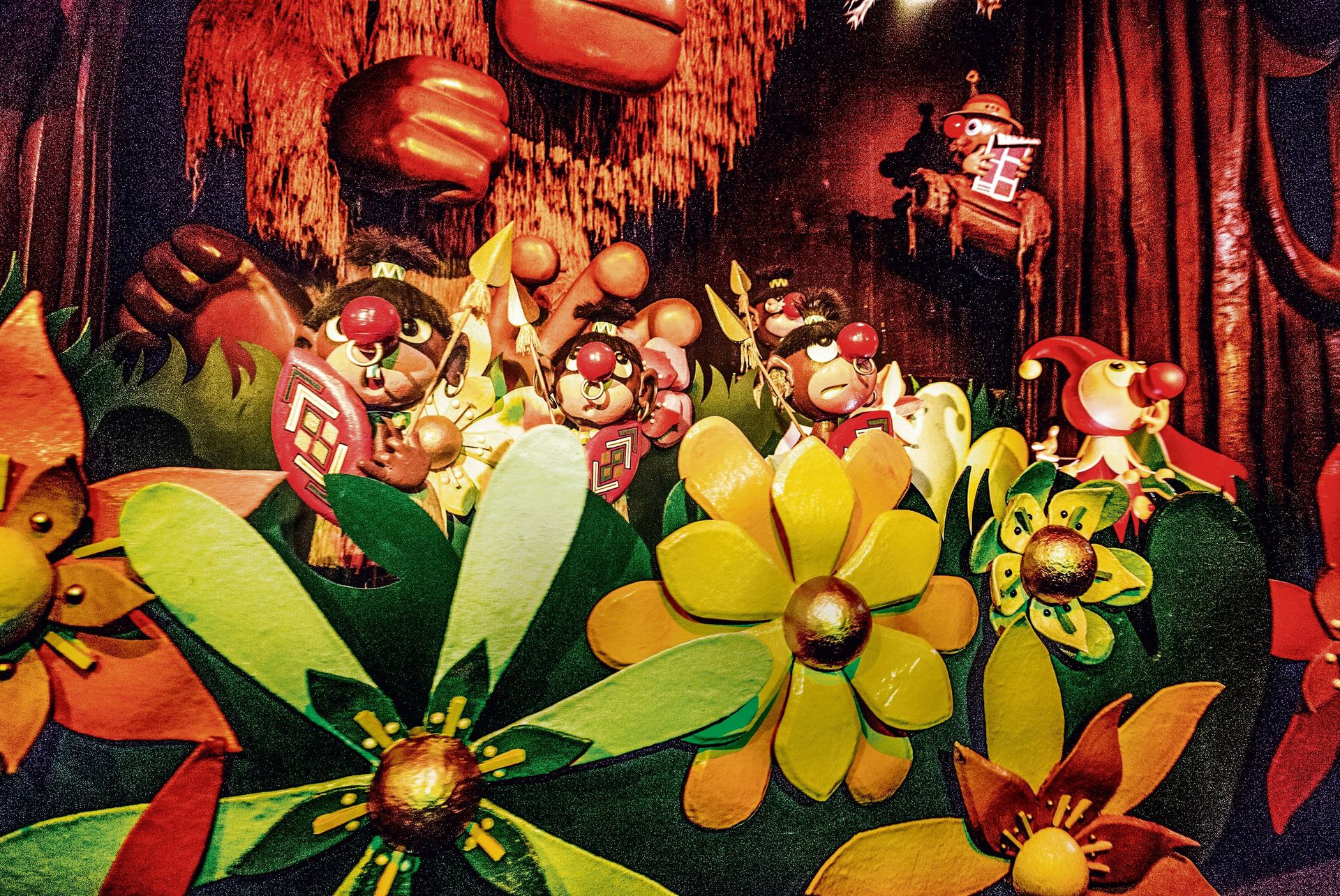 Omstreden poppen in Efteling-attractie Carnaval Festival vernieuwd - NRC