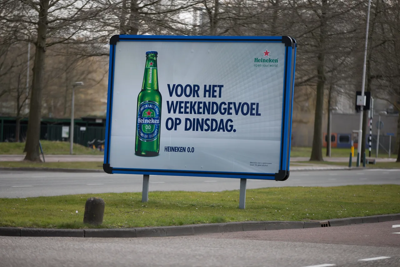 Positief vóór de schermen, twijfel zaaien achter de schermen - zo werkt ...