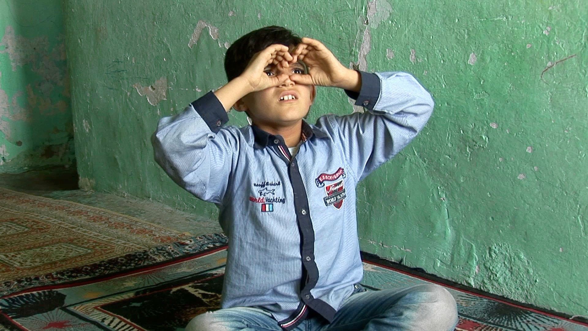 Hoe een oorlog eruitziet en voelt? Dit dove kind vertelt het als geen ...